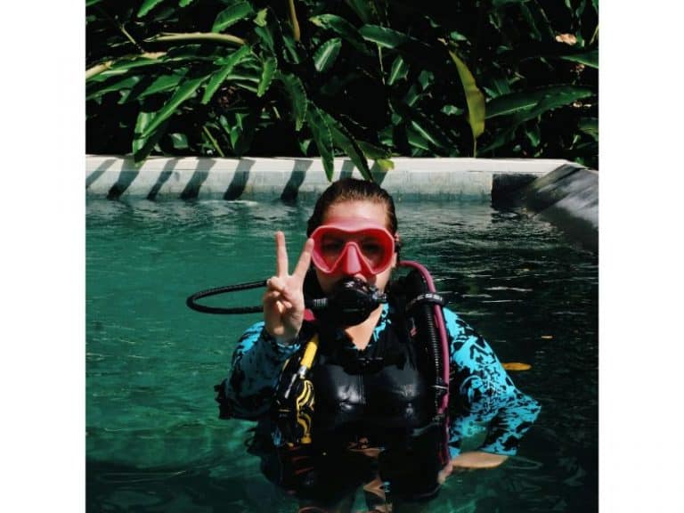 Scuba Hand Signals. The Ultimate Guide (with Pictures) - Divedeepscuba.com