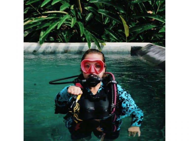 Scuba Hand Signals. The Ultimate Guide (with Pictures) - Divedeepscuba.com