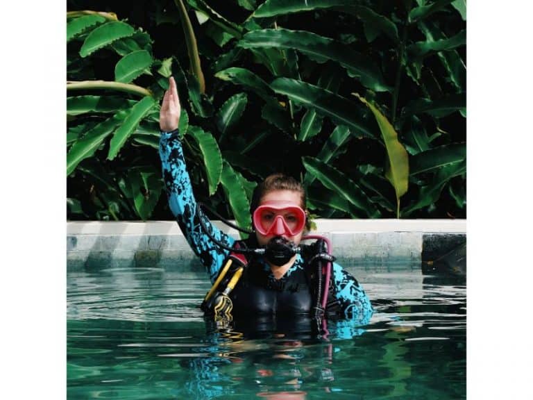 Scuba Hand Signals. The Ultimate Guide (with Pictures) - Divedeepscuba.com